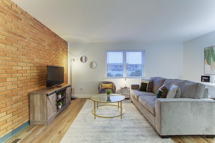 2 Bedroom First Floor With Parking | Hall Of Fame & North Canton - Canton, OH