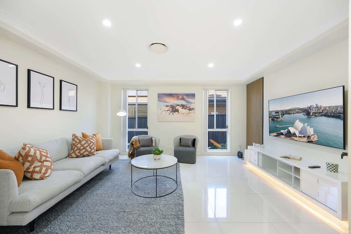 6br House With Private Gym & Koi Pond, Moorebank - Fairfield