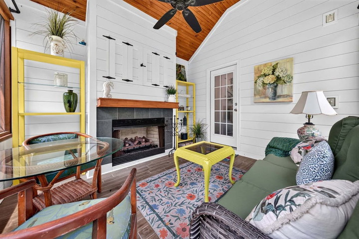 Sweetgrass Cottage, Pond Views, Pet Friendly, Boat Trailer Parking & Fireplace - Georgetown, SC