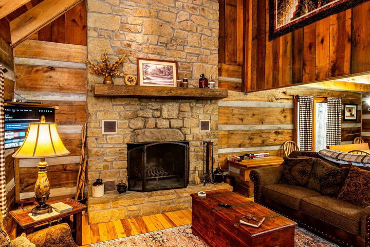 Pet-friendly Log Cabin W/ Hot Tub On 9 Acres | Near Nashville, In - Brown County, IN