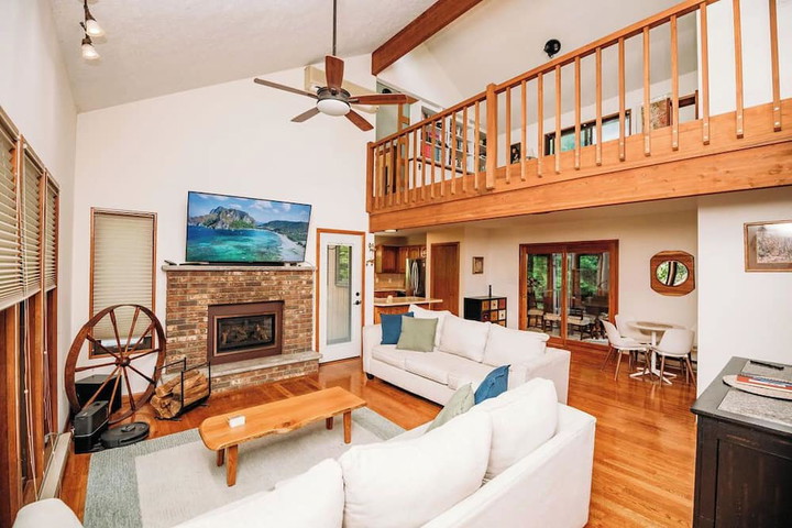 Waterfront Pocono Home Hottub, Sauna & Fishing - Bushkill, PA