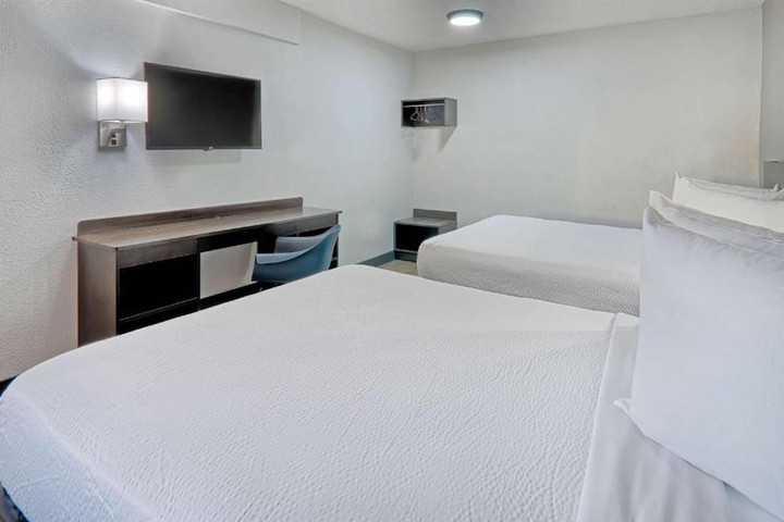 2 Full Beds | Ada/ri Shower/micfridge - Lancaster, CA