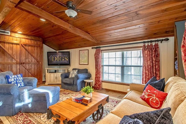 Lakefront | Firepit | Private Dock | Charming Home - Hot Springs, AR