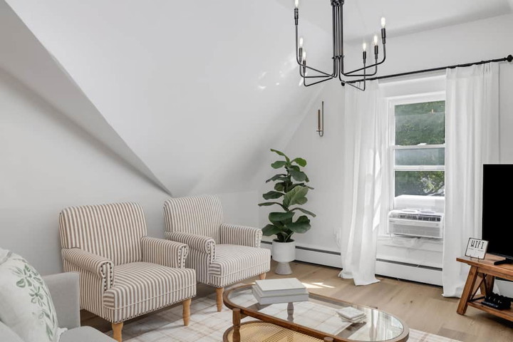 Hidden Cottage Of Royal Oak - 3 Bdrm Apartment - Royal Oak, MI