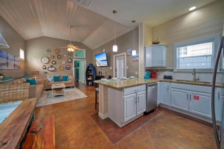 Sleeps 27 | 3 Homes Near The Beach, Pools, Dining & Entertainment By Avantstay - Port Aransas, TX
