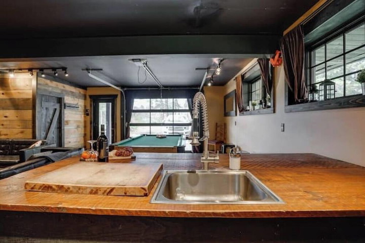 Industrial Loft 1, Hot Tub, Pool Table & Private Lake Escape - Ottawa