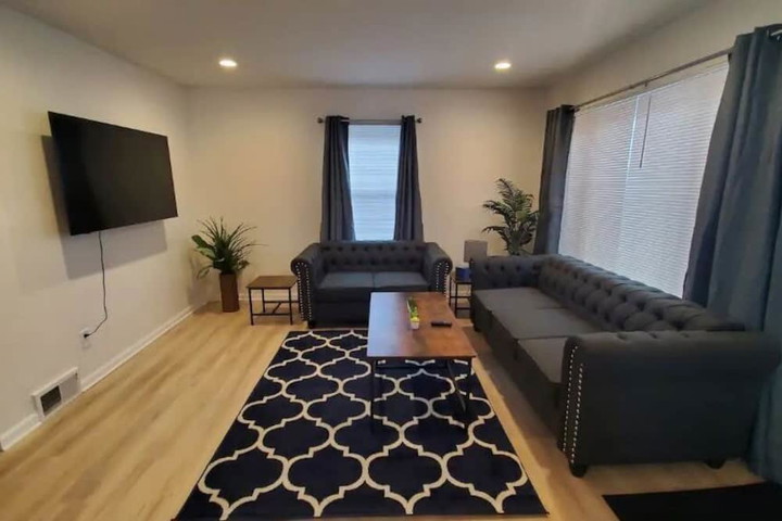 Cozy Convenience Brand New Listing From Super Host! - Dearborn, MI