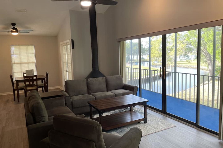Manatee Manor. Waterfront, Dock, Stilted Home. Renovated June '23. - Homosassa, FL
