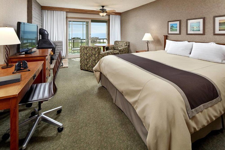 Deluxe King With Fireplace | Cavalier Resort | Near Hearst Castle - San Simeon, CA