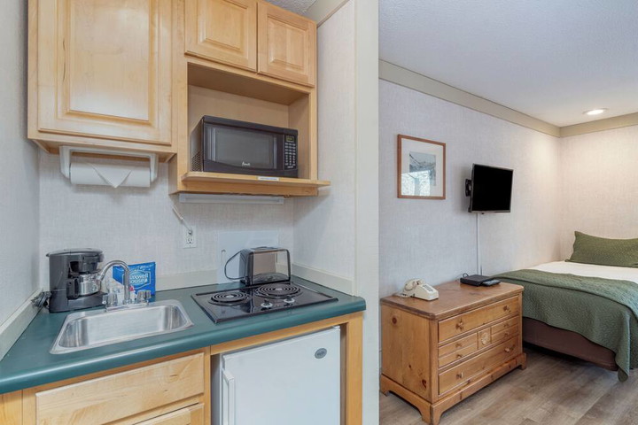 Hotel Room With Kitchenette In Town At Mountainside Inn - Telluride, CO
