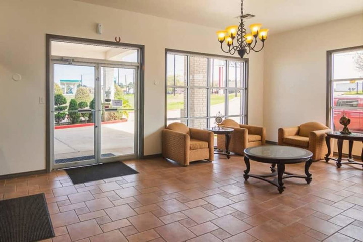 2 Queen Beds | Smoking, Kitchen - Chandler, TX