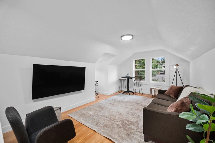 Modern Downtown Lake Oswego Home! - Oregon City, OR
