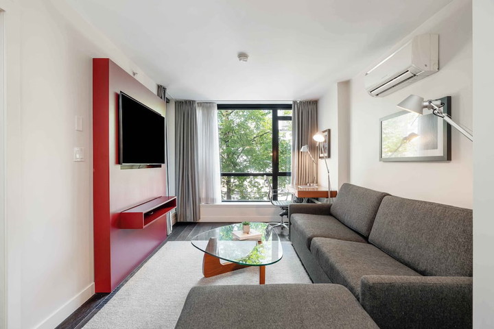 Executive 1br Yaletown Suite W/ Balcony & Views - Vancouver