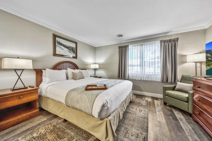 Three One-bedroom Pet Friendly Suites With Breakfast Included Close To Shops - South Lake Tahoe, CA