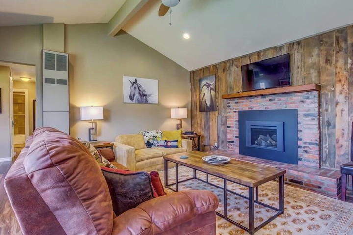 Secluded & Newly Remodeled Durango Beauty Close To Town With Large Yard - Durango, CO