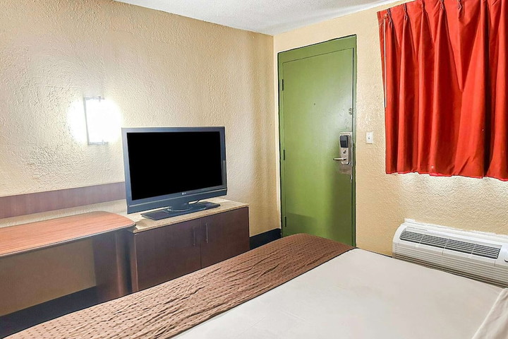 King Bed |Oyo Hotel Mobile - Mobile, AL