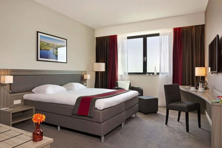 Relaxed Living With Rooftop Views & Dining, Airport Access! - Schiedam