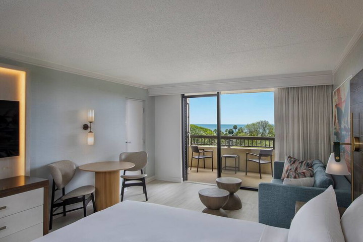 Sunny Escape! Large Ocean View Accommodation With Own Balcony! Beachfront Hotel! - Hilton Head Island, SC