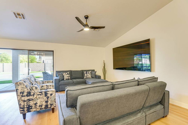 Putting Green & Pool! Peoria Home Near Sports - Peoria, AZ