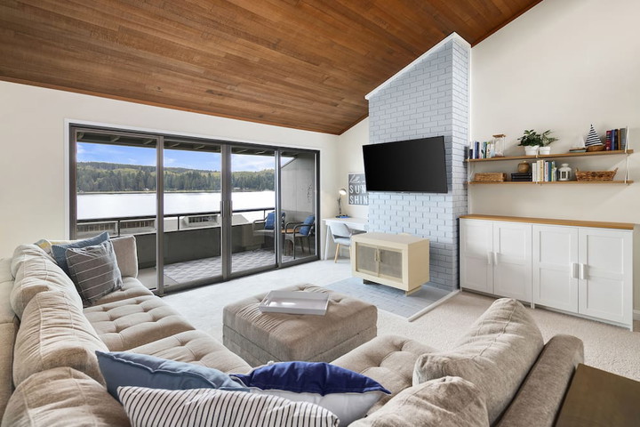 3br 3ba Condo - Steps Away From Beach, Pool And Dining! - Whidbey Island, WA