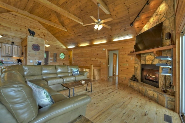 Hummingbird Haven Is The Ultimate Retreat For Large Groups! Enjoy Pet-friendly Accommodations, Breathtaking Mountain Views, A Hot Tub, Firepit, Wifi, And Hiking - Chatsworth, GA