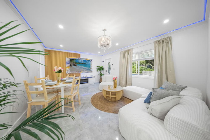 Adorable 2-bedroom House Next To Hard Rock Casino - Dania Beach, FL