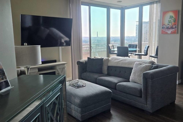Luxury Arlington Condo With Balcony, Skyline Views & Pool Near Dc - Arlington, VA