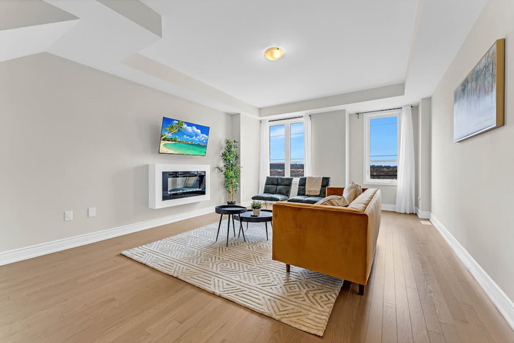 Oakville Oasis: Modern 4br Townhouse With Chic Amenities! - Oakville