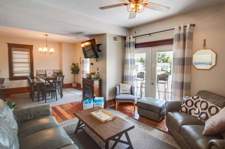 The Bonney Grey Guesthouse At Grafton Stay  Sleeps 12 - Grafton, IL
