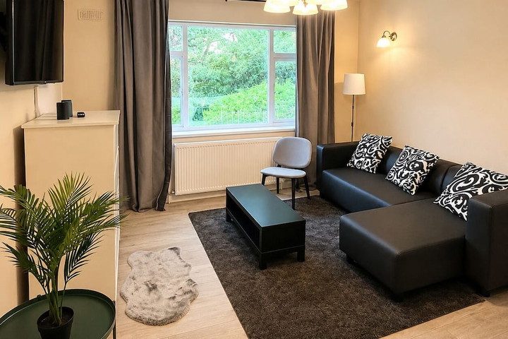 Near City Centre · Spacious 2-bed Apartment - Bury