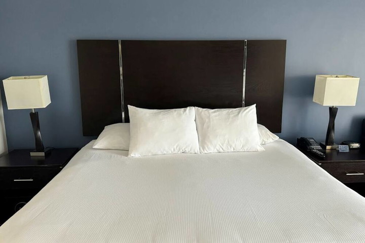 King Balcony Retreat With Breakfast Near Beach, Surf Lessons And The Pier - Long Beach