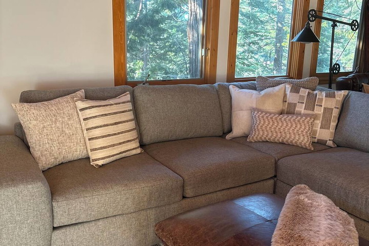Tahoe Park Cabin: Hot Tub, Fireplace + Private Beach - Tahoe City, CA