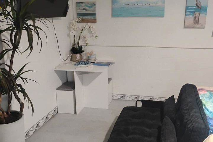 Cocoa's Coziest Ice Cold Beach Hut Minutes From Everything! - Titusville, FL
