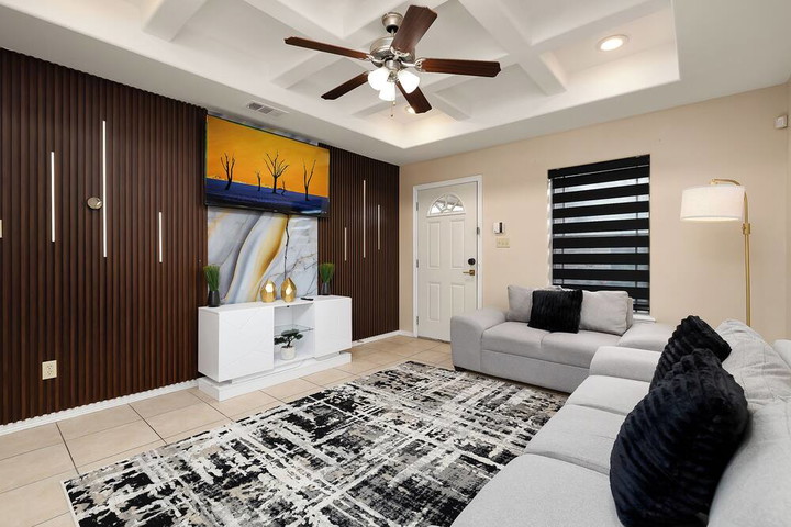 Modern Luxe Retreat - King Suite - Self Check-in - Mission, TX