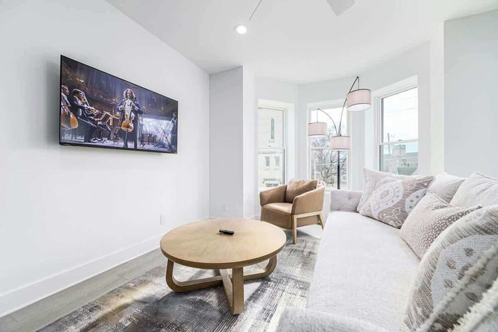 Historic Renovated Knox Loft | Central + Parking! - Knoxville, TN