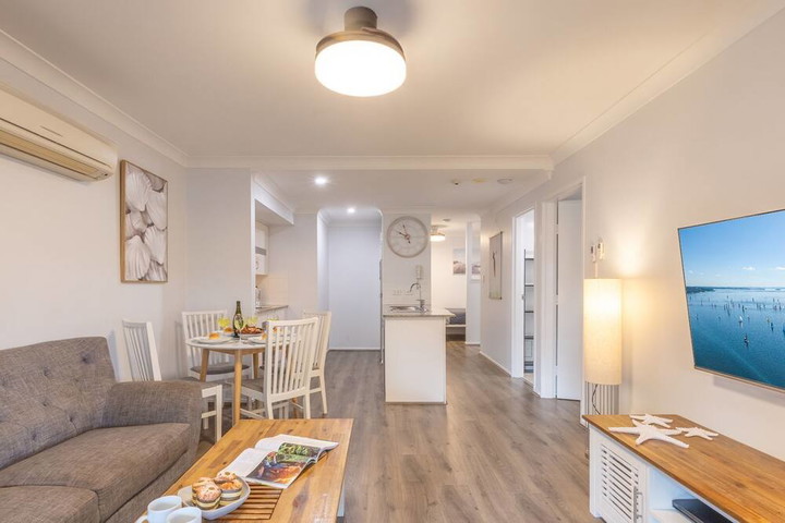 Shoal Bay Beach Apartments, 9 2 Shoal Bay Road, Air Conditioning, Complex Swimming Pool And Lift - Fingal Bay