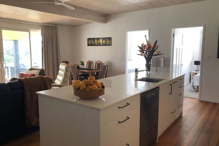 Raglan Escape: Unique Holiday Home Right In The Heart Of Raglan - Raglan