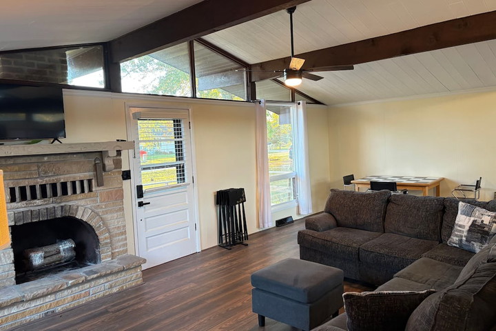 Cozy 3-bedroom Lake Side Cottage With Fire Place In Welcoming Lexington - Michigan