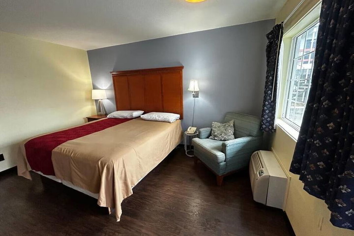Warm, Inviting Room Perfect For Weekend Getaways Near Downtown Longview - Longview, WA