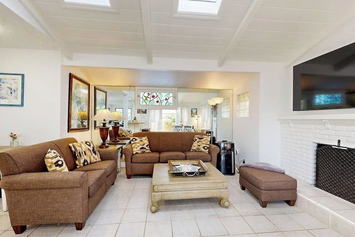 Cottage With Patio & Balcony - Steps To The Beach - Balboa Island, CA