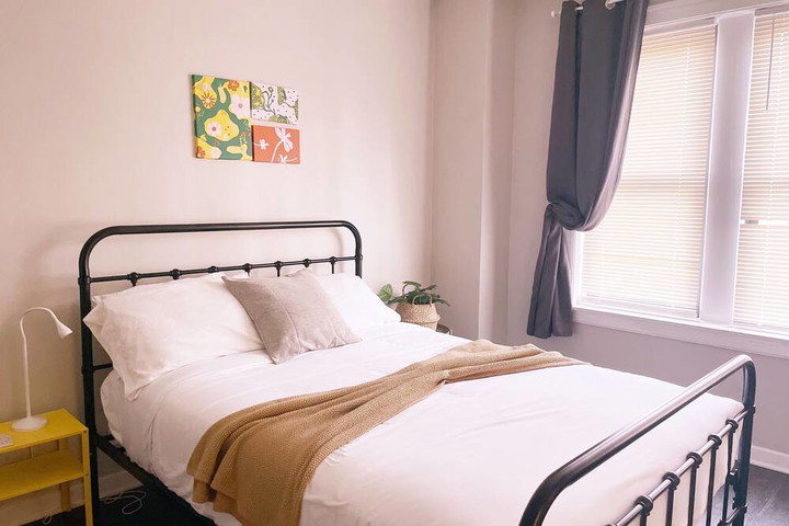 Cozy Unit Steps From Loyola Uni With Ac, Wifi, Fitness Room And Big Tv - Evanston, IL