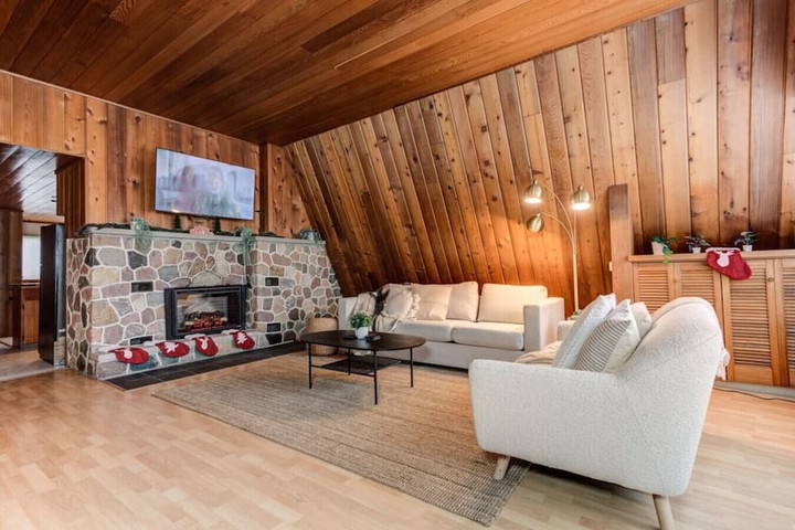 Rustic A-frame With Hot Tub, Fire Pit, And Bbq. - Greater Sudbury
