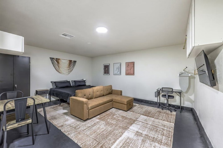 Elegant Private Studio | Sleeps 4 | 10min To Strip - North Las Vegas, NV