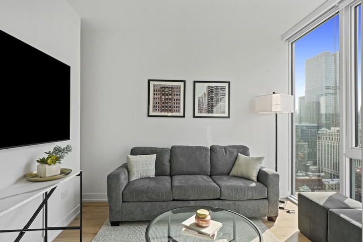 Stay Chic In Chicago: River North Suites W/ Luxe Amenities & Prime Location! - Chicago Union Station