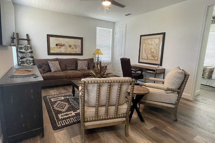 7 Bedroom 7.5 Bathroom Stephenville Villa - Stephenville, TX
