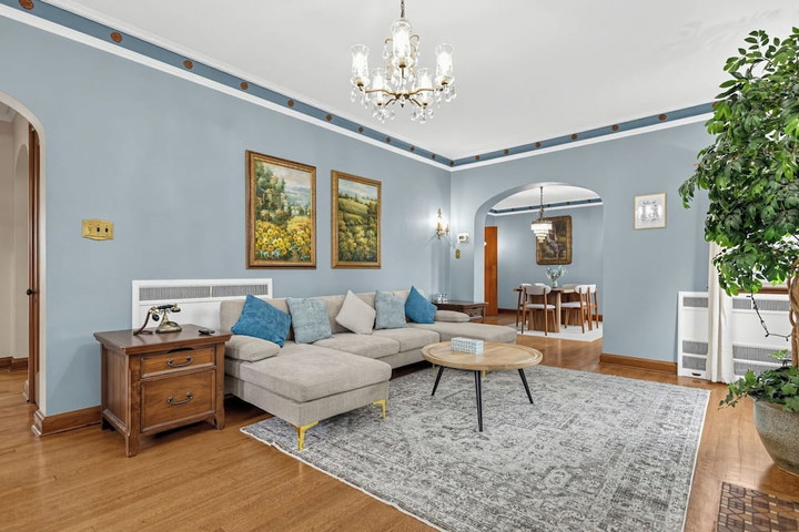 Lake Michigan Tudor - 5br + Game Room - Sleeps 10 - Kenosha, WI