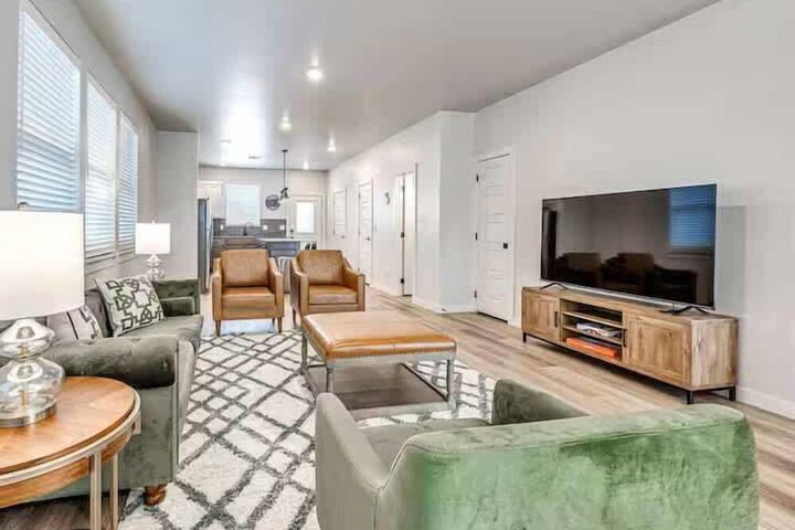 Stylish Townhome Steps From Plaza District & Downtown - Oklahoma City, OK
