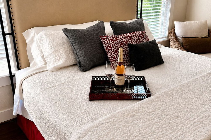 "Milam Mill Haus : 1925 Historic Home Large Hot Tub. 2blocks From Main. - Fredericksburg, TX