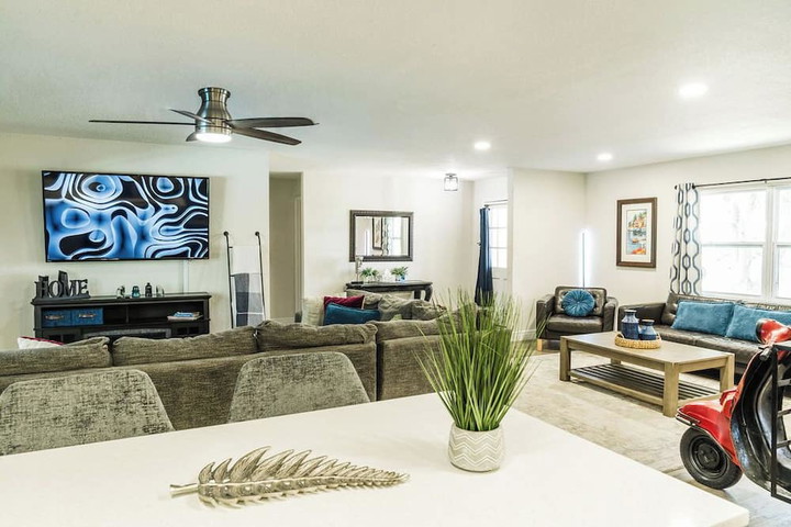 Mayfair Forrest Retreat ! Come And Enjoy Our Clean And Spacious Home Sleeps 18! - Lake Mary, FL
