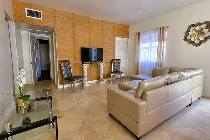 Spacious 2br Near Cedars-sinai, Beverly Hills & The Grove - Beverly Hills, CA